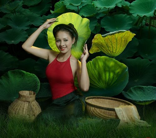 Traditional Vietnamese dress - "Ao Yem"